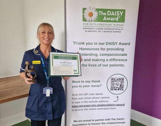 LPT nurse receives award for outstanding care - Leicestershire ...